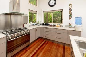 Deluxe Suite with Fireplace & Pond, Noosa Hinterland, Doonan – Updated ...