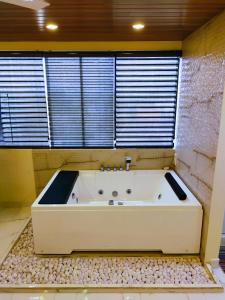 Grand Rovinka Hotel, Dehiwala (updated prices 2025)