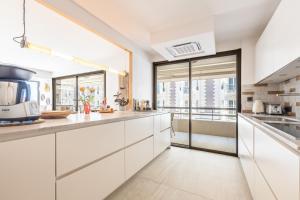 LB Vacation Rentals I A short Stroll to Palais, Beach, Terrace ...