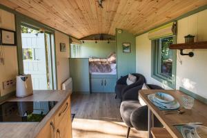 Cosy Shepherds Hut with hot tub in the Scottish Highlands, Stittenham (updated prices 2025)
