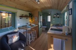 Cosy Shepherds Hut with hot tub in the Scottish Highlands, Stittenham (updated prices 2024)