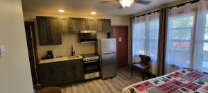 Crandell Mountain Lodge, Waterton Park (updated prices 2025)