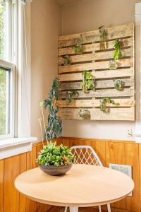 Charming Room in Capitol Hill - Foxglove Inn Rm 4, Seattle (updated ...