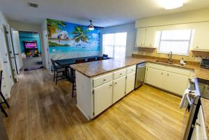 Tropical Oasis, Tiki Bar, Pool, Mini Golf, Hot Tub, Panama City Beach ...