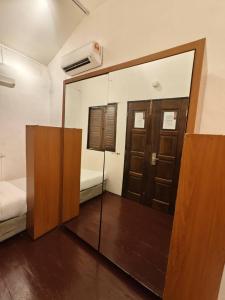 Red Inn Court, George Town (updated prices 2025)