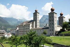 Good Night Inn, Brig