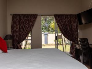 Ikhutse Manor Guesthouse, Mahikeng (updated prices 2025)