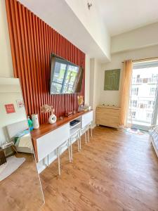 Quiet Studio 5 Mins from Airport with Fast Wifi, Netflix, Gym, Pool ...