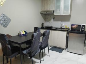 Monarch Parksuites - Balmoral Place (near NAIA, MOA, MOA Arena, DFA ...
