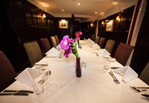 Warren Lodge, Shepperton (updated prices 2025)