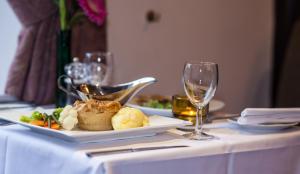 Warren Lodge, Shepperton (updated prices 2025)