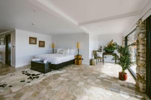 Trinity Beach Palace Luxury Estate by Belle Escapes, Trinity Beach ...