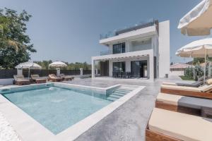 Infinity Holiday Villas - Private Pool, close to Kalamaki Centre, by ZanteWize, Kalamaki ...