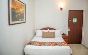 Hotel y Cabañas - Centro Vacacional Comfandi Lago Calima, Calima ...