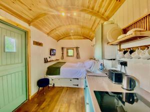 Romantic Escape, Hut & Hot Tub Under the Stars, Leominster (updated prices 2025)