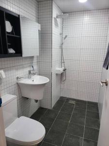 Poraeporae Fully furnished villa with a view of green trees for ...