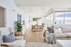 Luxury waterfront home with infinity pool, Taroona (updated prices 2025)