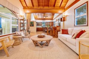 Coconut Row Boutique Hotel, Hopkins (updated prices 2025)