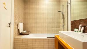 Oceanview 2BR Bliss in Al Raha with Pool n Balcony, Abu Dhabi (updated ...