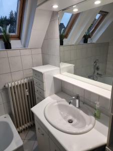 Gemütliches Doppelzimmer mit eigenem Bad in Flughafen und Stadtnähe ...