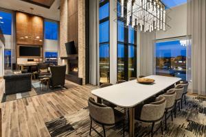 The Trade, Autograph Collection, Milwaukee (updated prices 2025)