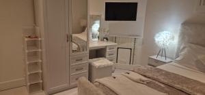 The White House, Waltham Cross (updated prices 2025)