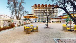 Radisson Collection Hotel & Spa, Riverfront Srinagar, Srinagar (updated ...