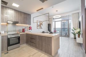 Heaven Crest Vacation Homes - Balcony with City View 1BHK in JLT Dubai ...