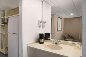Days Inn by Wyndham Panama City Beach/Ocean Front, Panama City Beach ...