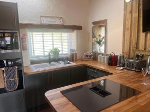 Tanyard Barn - Luxury Hot Tub & Secure Dog Field Included, Old Glossop (updated prices 2025)