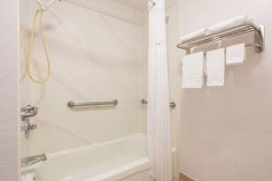 Days Inn & Suites by Wyndham Navarre - near Beaches Hurlburt, Navarre ...
