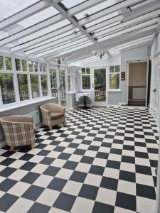 Warren Lodge, Shepperton (updated prices 2025)