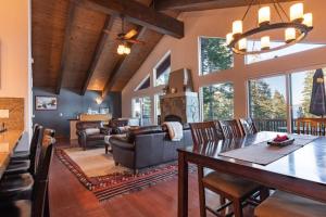 塔霍马的Cozy Lakeview Cabin - Fireplace and Laundry（2026 年最新房價）