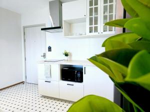 Endless white 2BR apartment-300m to NaiYang Beach, Nai Yang Beach की ...