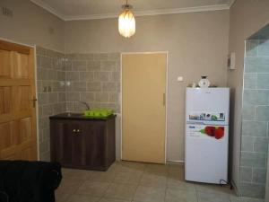 Neat 1 Bed Studio with pool access in Glen Lorne, Harare (preços ...