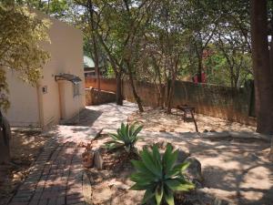 Neat 1 Bed Studio with pool access in Glen Lorne, Harare (preços ...