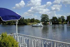 Warren Lodge, Shepperton (updated prices 2025)