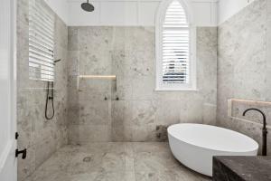 Modern luxury in Dallah Chapel, Springdallah (prisene oppdatert 2025)