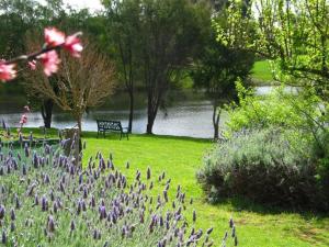 Pemberton Lake View Chalets, Pemberton (updated prices 2025)