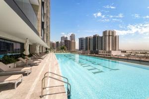 FIRST CLASS Studio Canal and Pool View, Dubai (updated prices 2025)