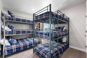 Bear Lake Getaway - Private Hot Tub, Views, Ideal Beach, Ping-Pong ...