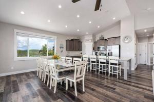 Bear Lake Getaway - Private Hot Tub, Views, Ideal Beach, Ping-Pong ...