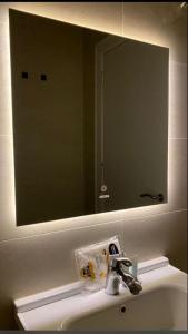 غرفة وصالة بالفلاح, Rijadas (atnaujintos 2025 m. kainos)