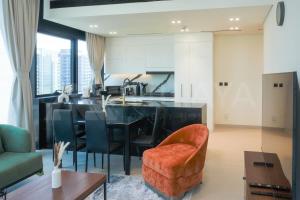 Luxury Corner 2BR with Jacuzzi & Skyline Views, Dubai (updated prices 2025)