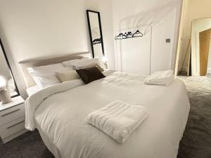 65 Inch TV City Center 1BR Long Stay Ready, Liverpool (aktualne ceny na ...