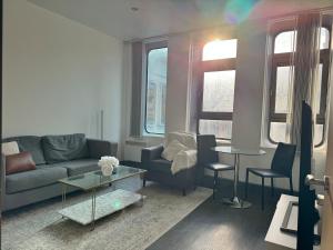 65 Inch TV City Center 1BR Long Stay Ready, Liverpool (prisene ...