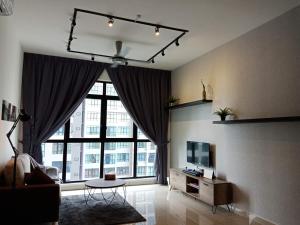 Cozy 3R2B# Conezion IOI Resort City# Netflix# Walk to IOI City Mall ...