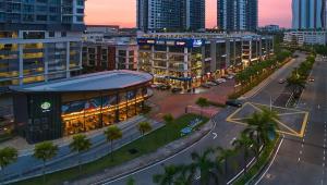 Cozy 3R2B# Conezion IOI Resort City# Netflix# Walk to IOI City Mall ...