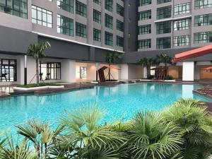 Cozy 3R2B# Conezion IOI Resort City# Netflix# Walk to IOI City Mall ...