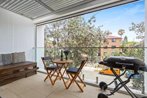Stylish Bondi Beach Pad - Balcony AC BBQ Lift, Sydney (updated prices 2025)
